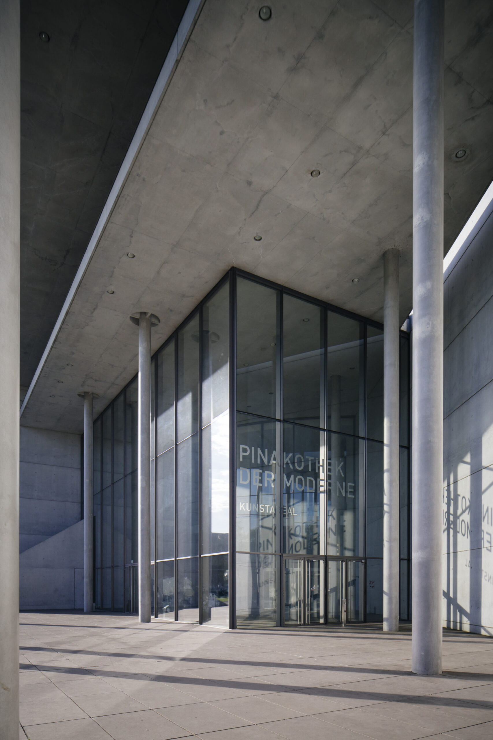 FREMDES WERK IN PINAKOTHEK DER MODERNE - Pinakothek der Moderne